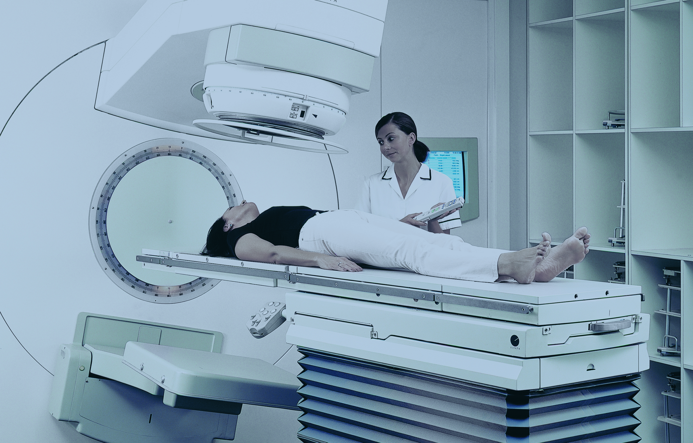 Patient table for radiation therapy