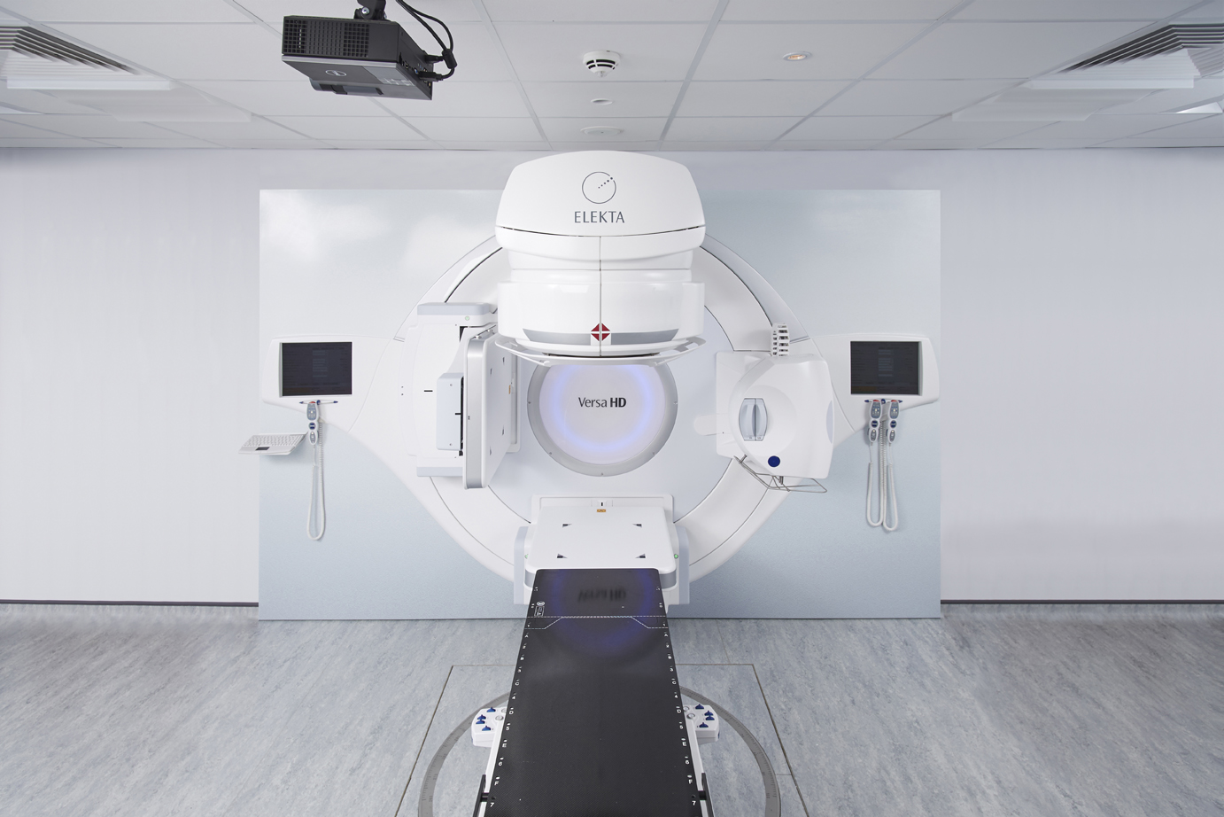 Patient table for radiation therapy